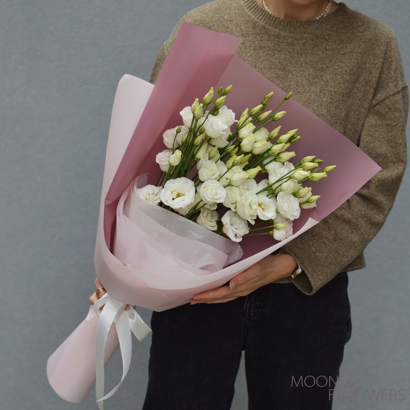 Buchet de eustoma alb în hartie roz - livrare flori Chișinău