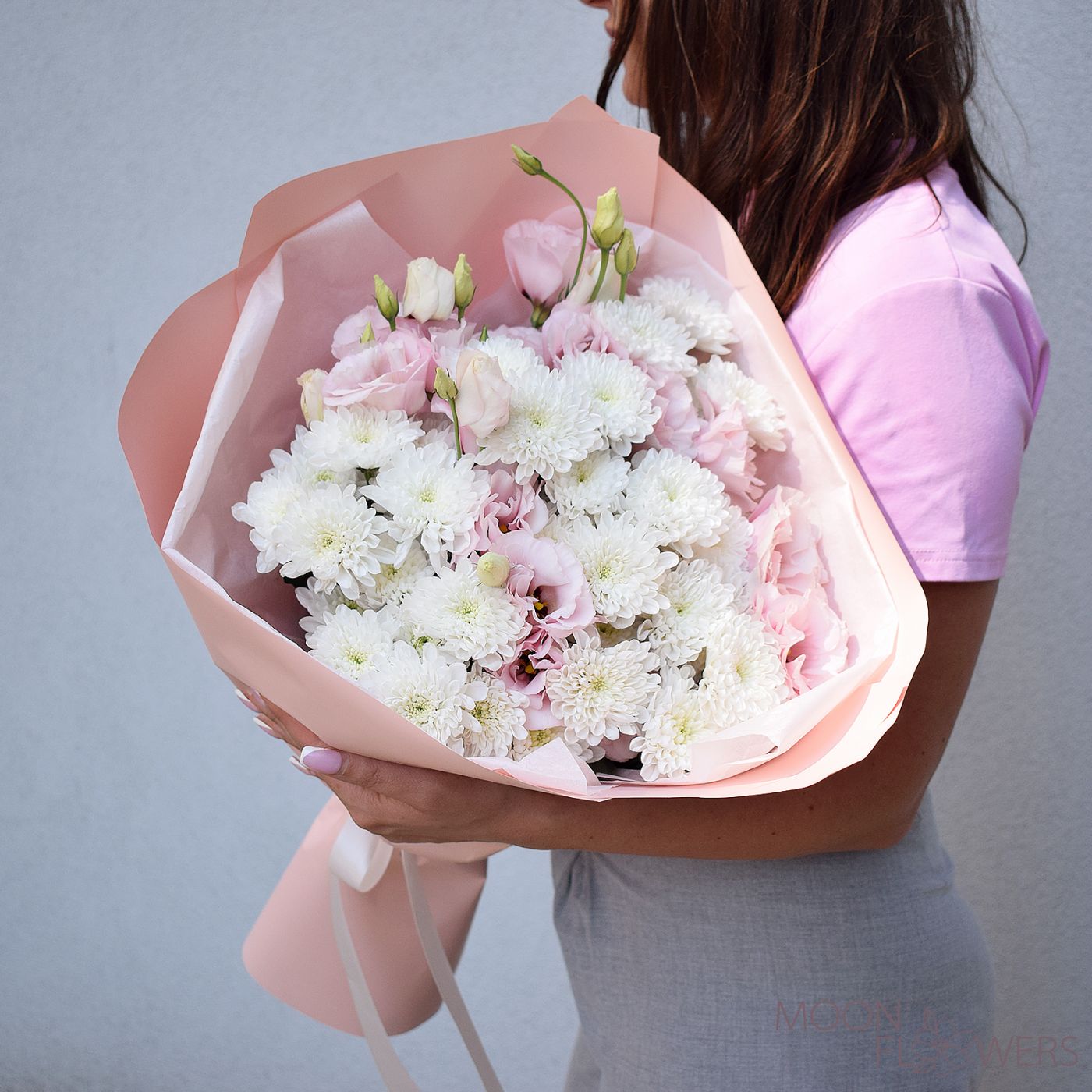 Buchet din crizantemă albă și eustoma roz - livrare flori Chișinău