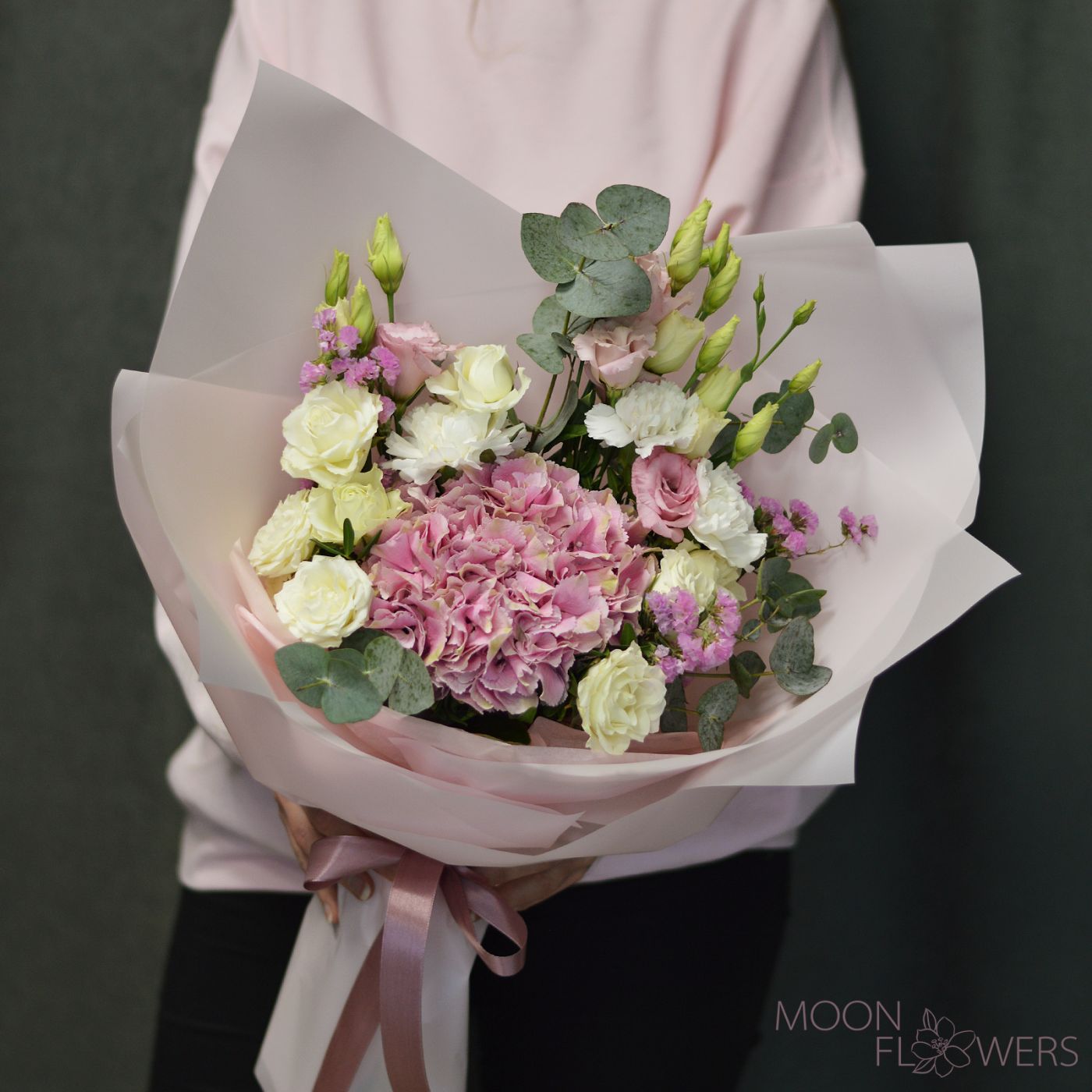 Buchet hortensie roz, trandafiri albi și eustoma - livrare flori Chișinău