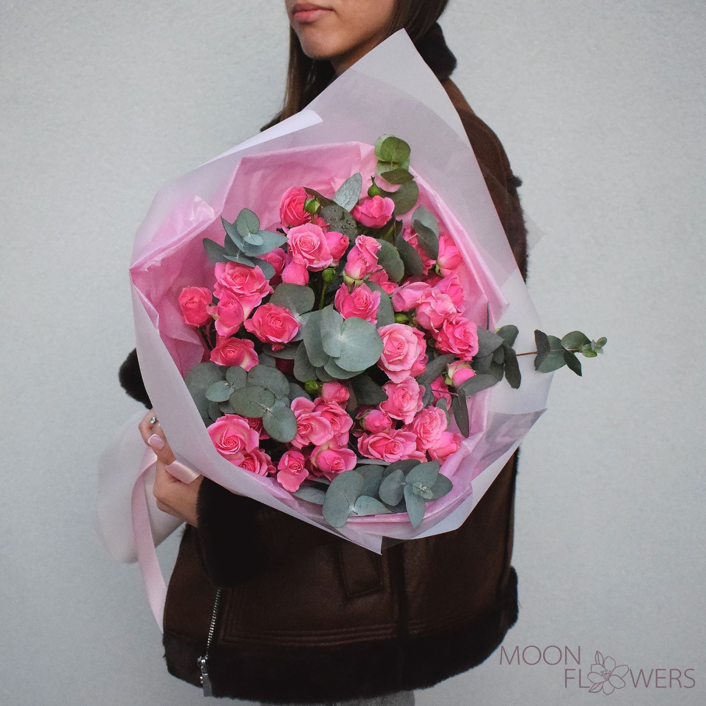Buchet din trandafiri Olandezi roz de tufa cu eucalipt - Livrare flori ...