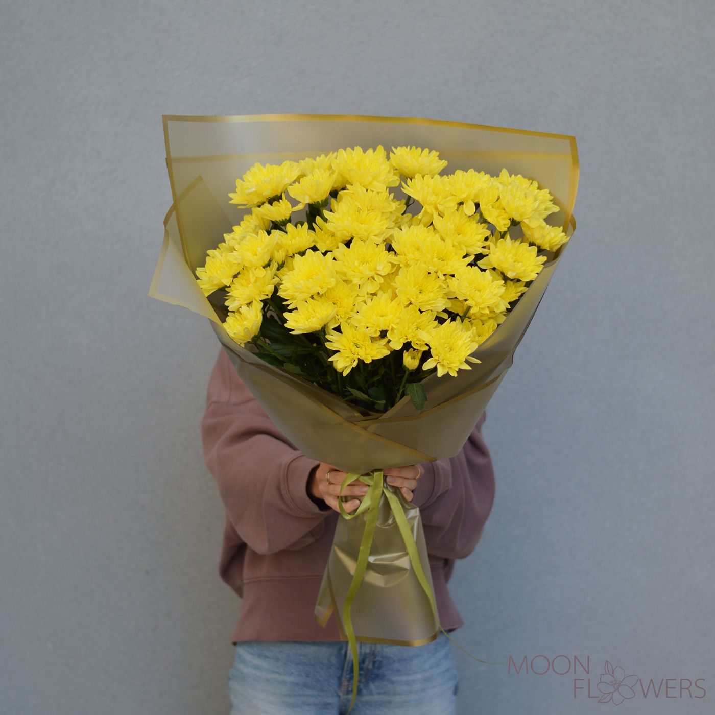 Buchet de crizanteme galbene în ambalaj auriu | Livrare Chișinău