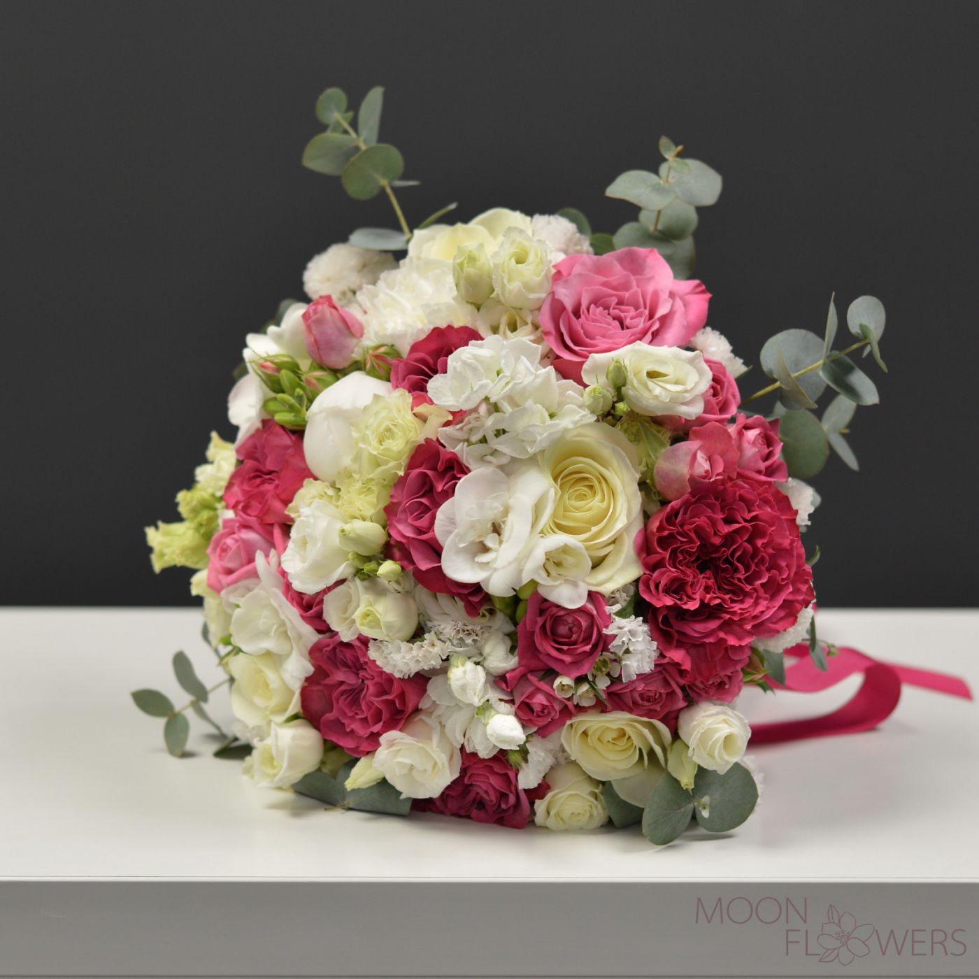 Buchet de mireasă cu eustoma albă - livrare flori Chișinău
