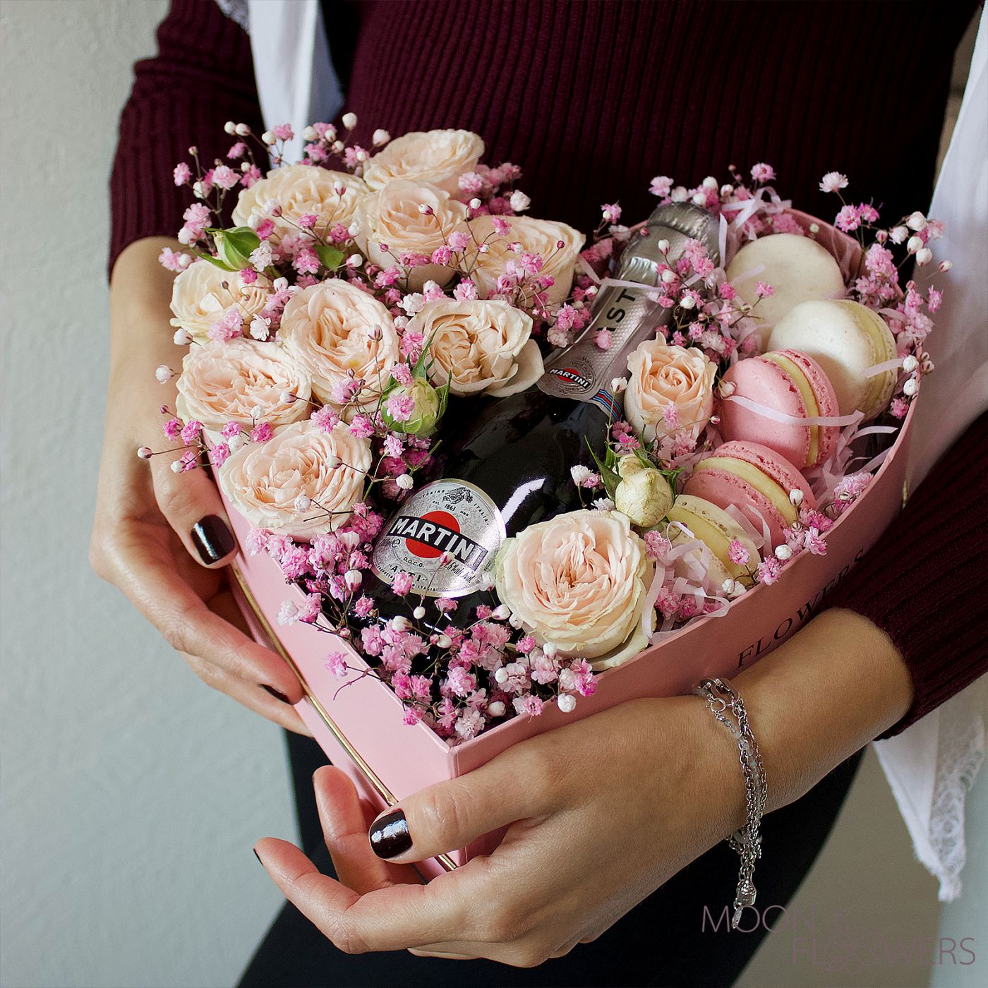 Flowers delivery MoonFlowers - Heart-shaped box with flowers, macarons ...