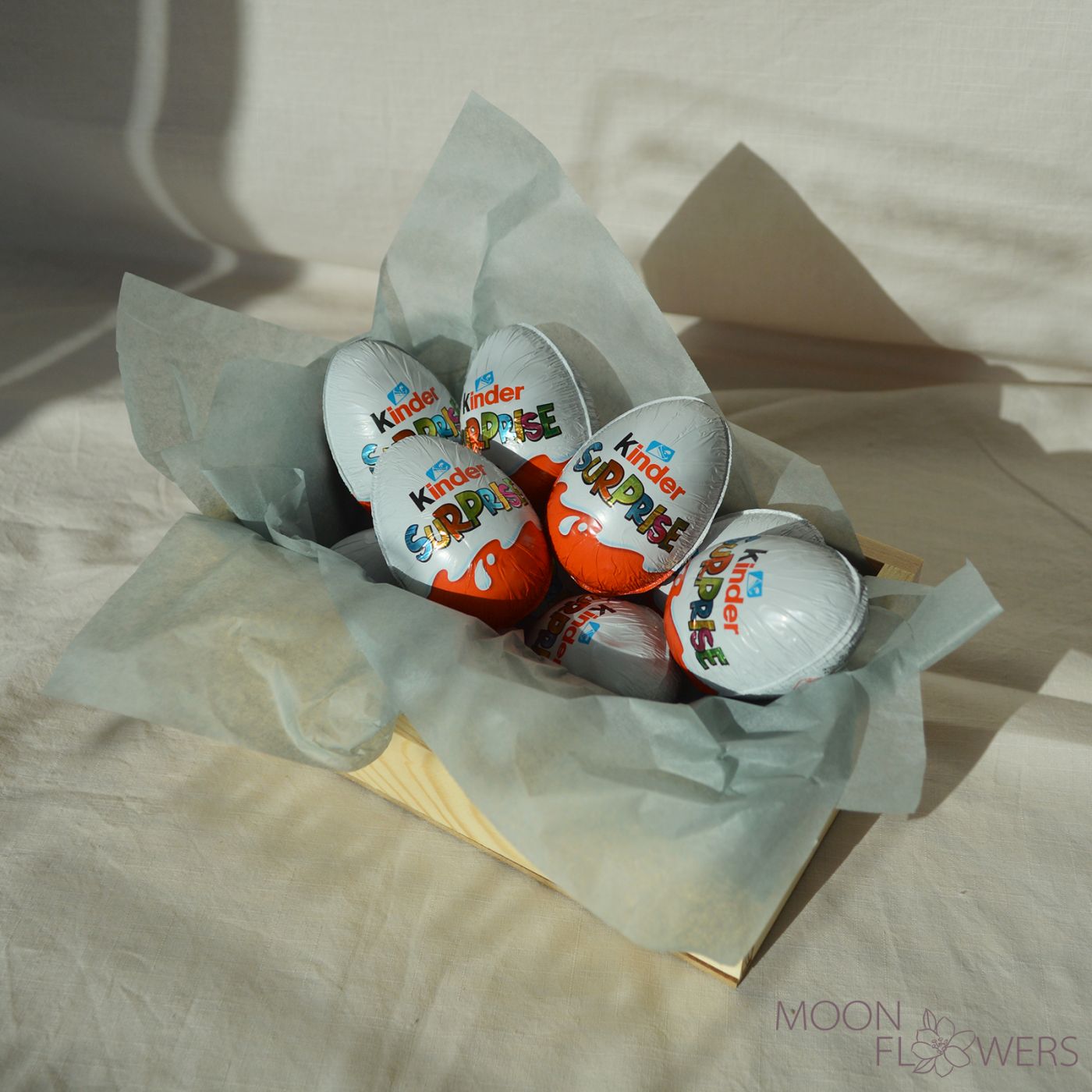 Ladița cu Kinder Surprise - Livrare Flori Chișinău și Moldova